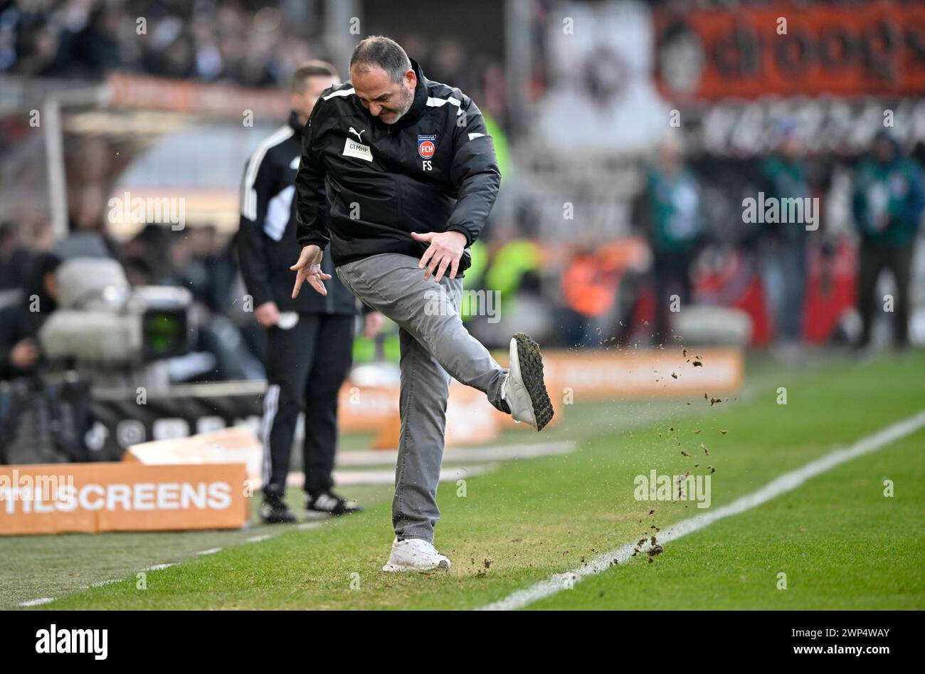 Coach Frank Schmidt 1. FC Heidenheim 1846 FCH on the sidelines, gesture ...