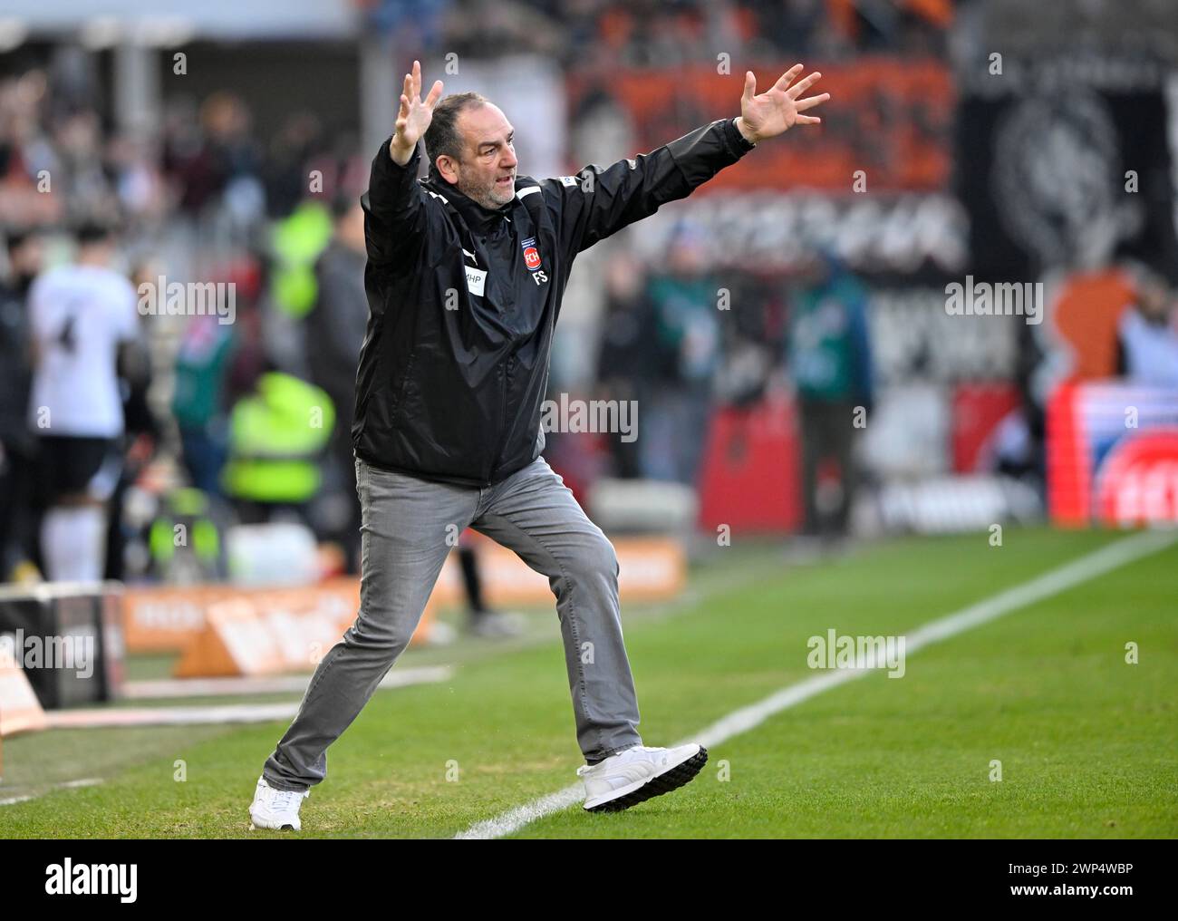 Coach Frank Schmidt 1. FC Heidenheim 1846 FCH on the sidelines, gesture ...
