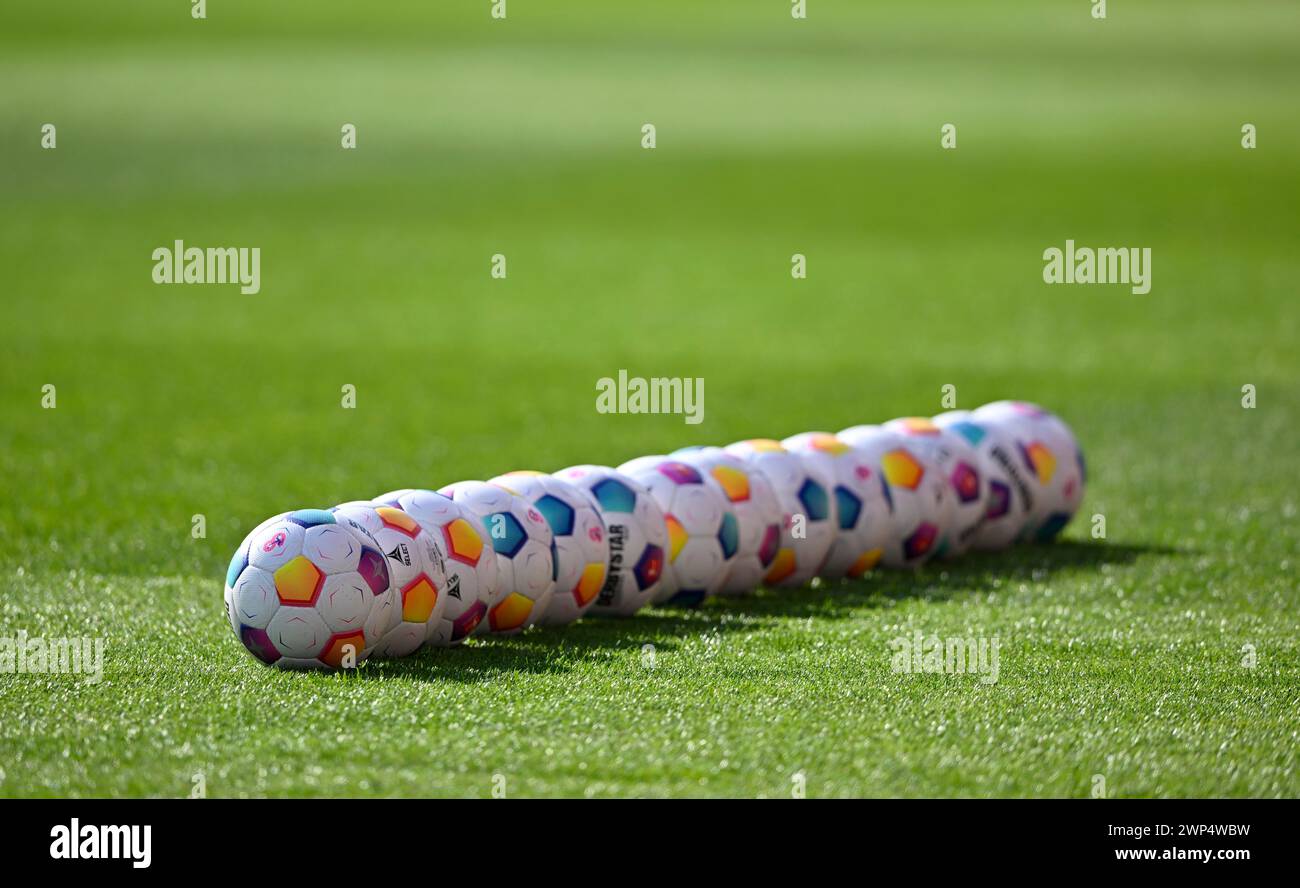 Row soccer balls pitch hi-res stock photography and images - Alamy