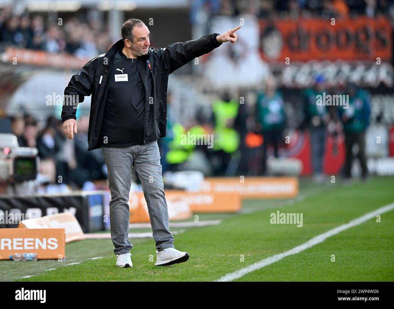 Coach Frank Schmidt 1. FC Heidenheim 1846 FCH on the sidelines, gesture ...