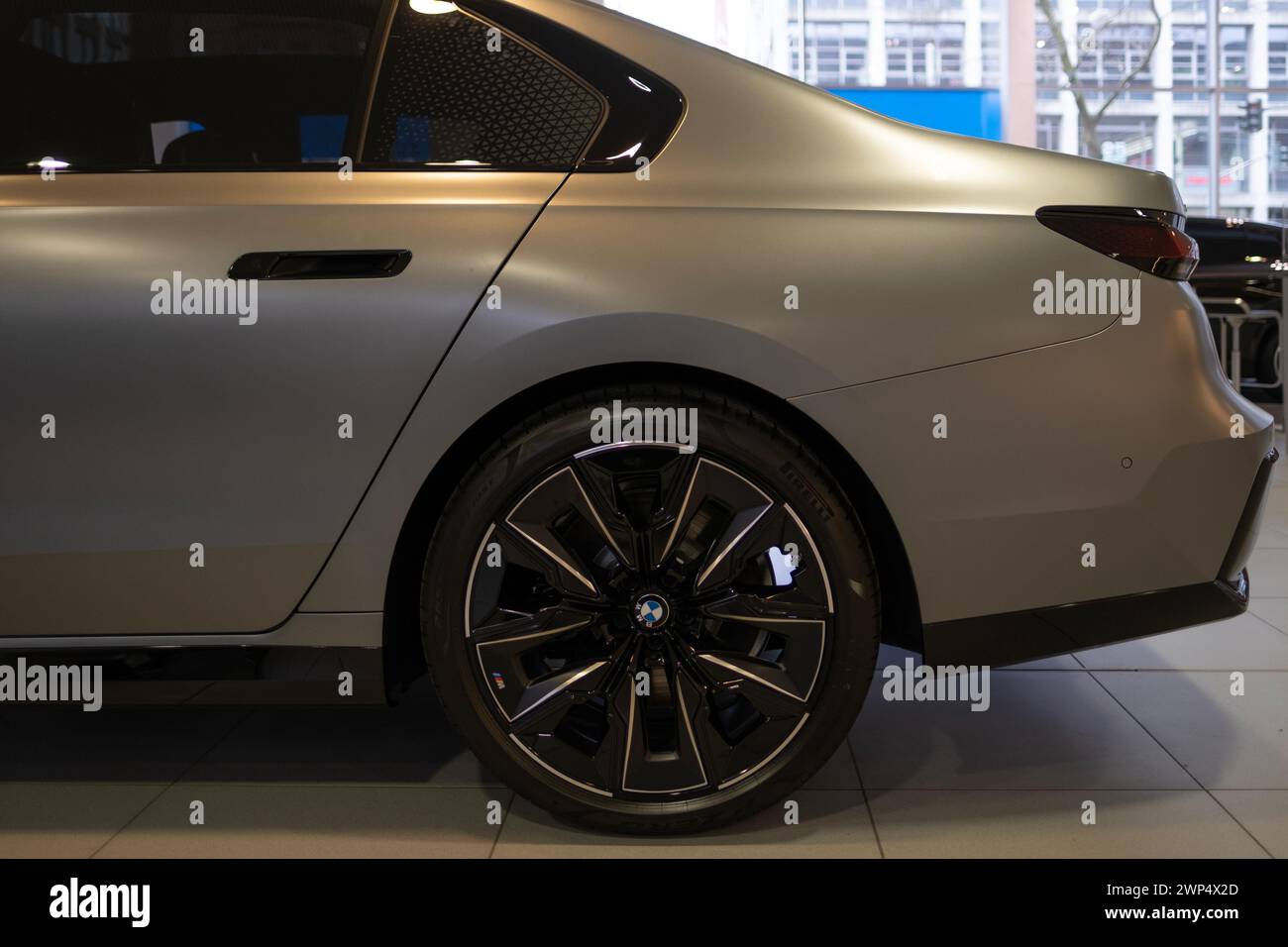 matte silver bmw 7er Limousine G70, luxurious powerful bmw Reihe 740D ...