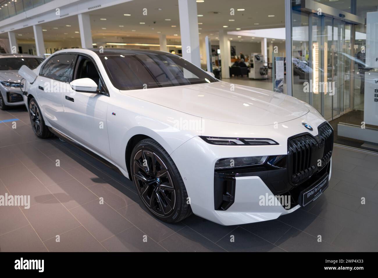 white bmw 7er Limousine G70, luxurious powerful bmw i7 2024 all ...