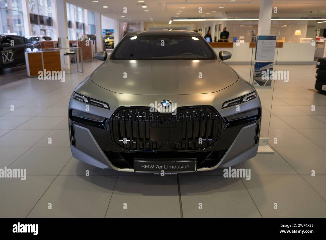 matte silver bmw 7er Limousine G70, luxurious powerful bmw Reihe 740D ...