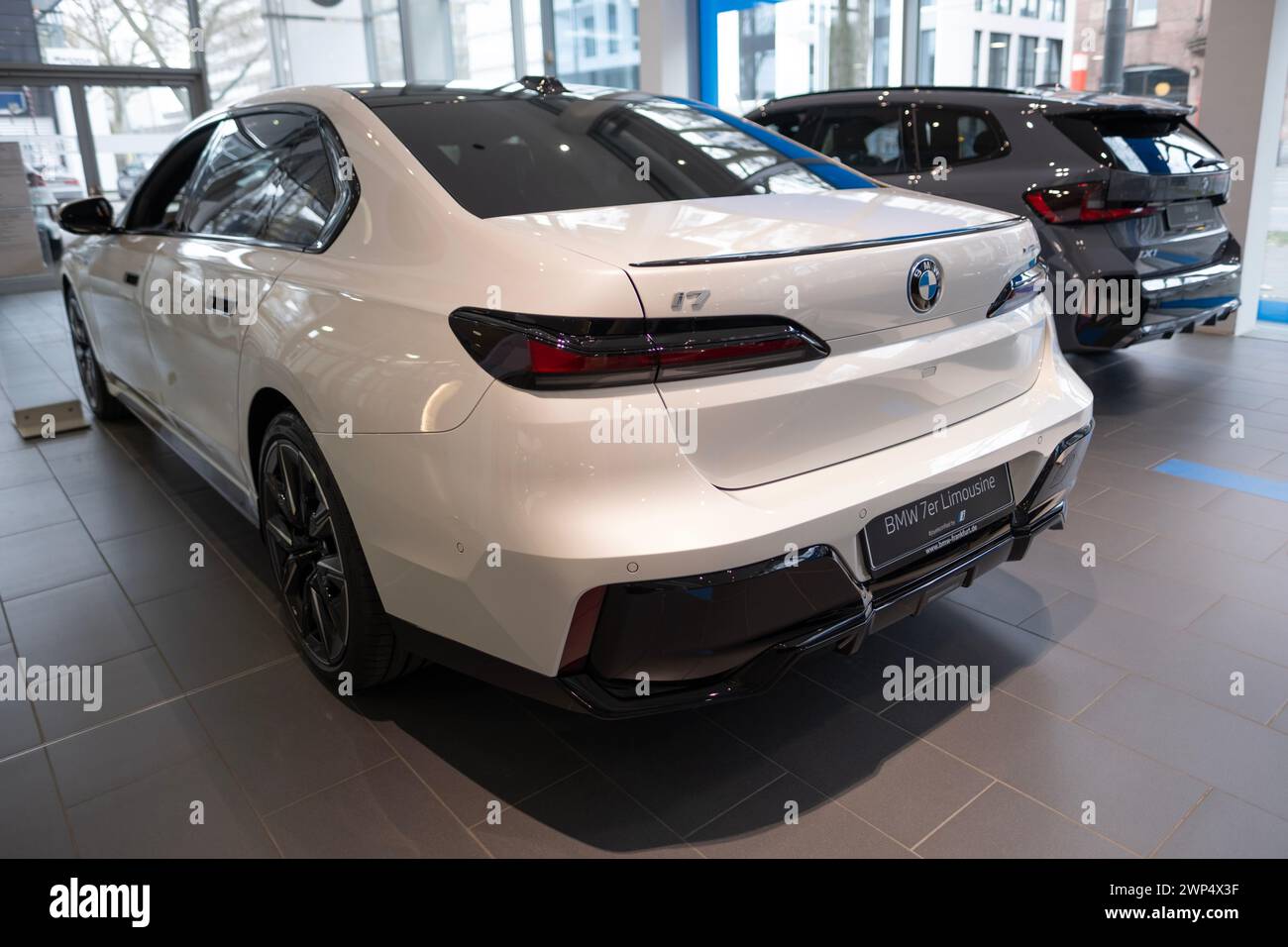 white bmw 7er Limousine G70, luxurious powerful bmw i7 all-electric ...