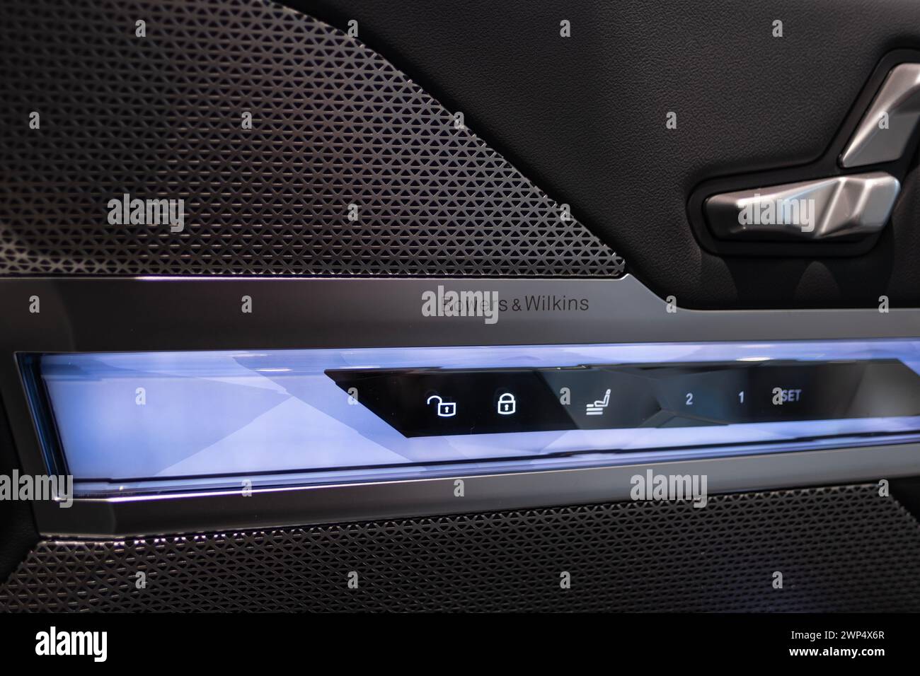 closeup 18-speaker Bowers and Wilkins surround sound system in bmw 7er ...