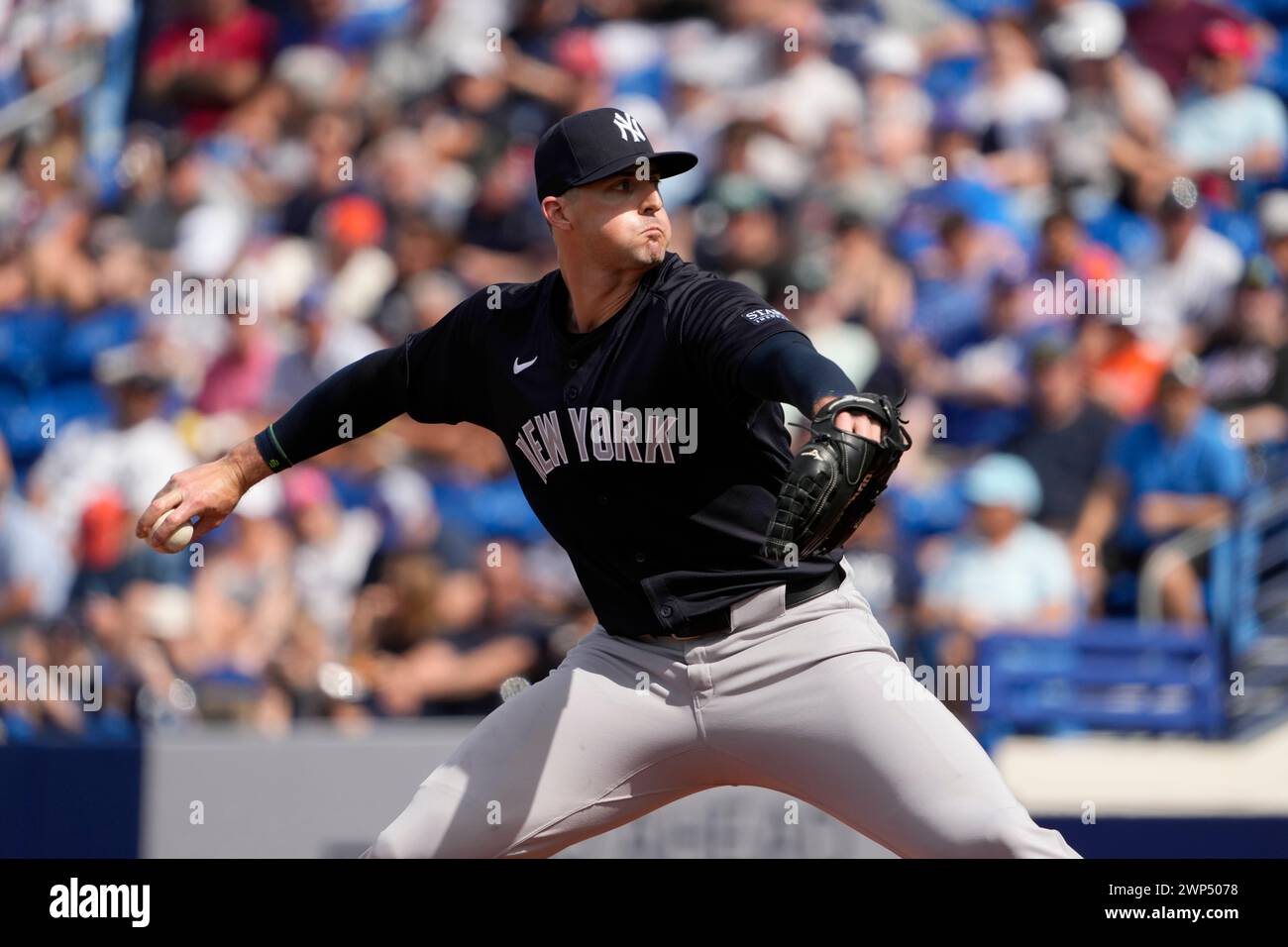 New York Yankees pitcher Clay Holmes throws during the fourth inning of ...