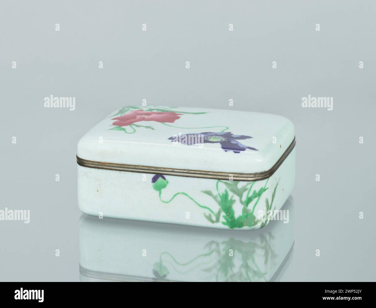 A Plejerko object with a cover, produced between 1912 and 1926, showing ...