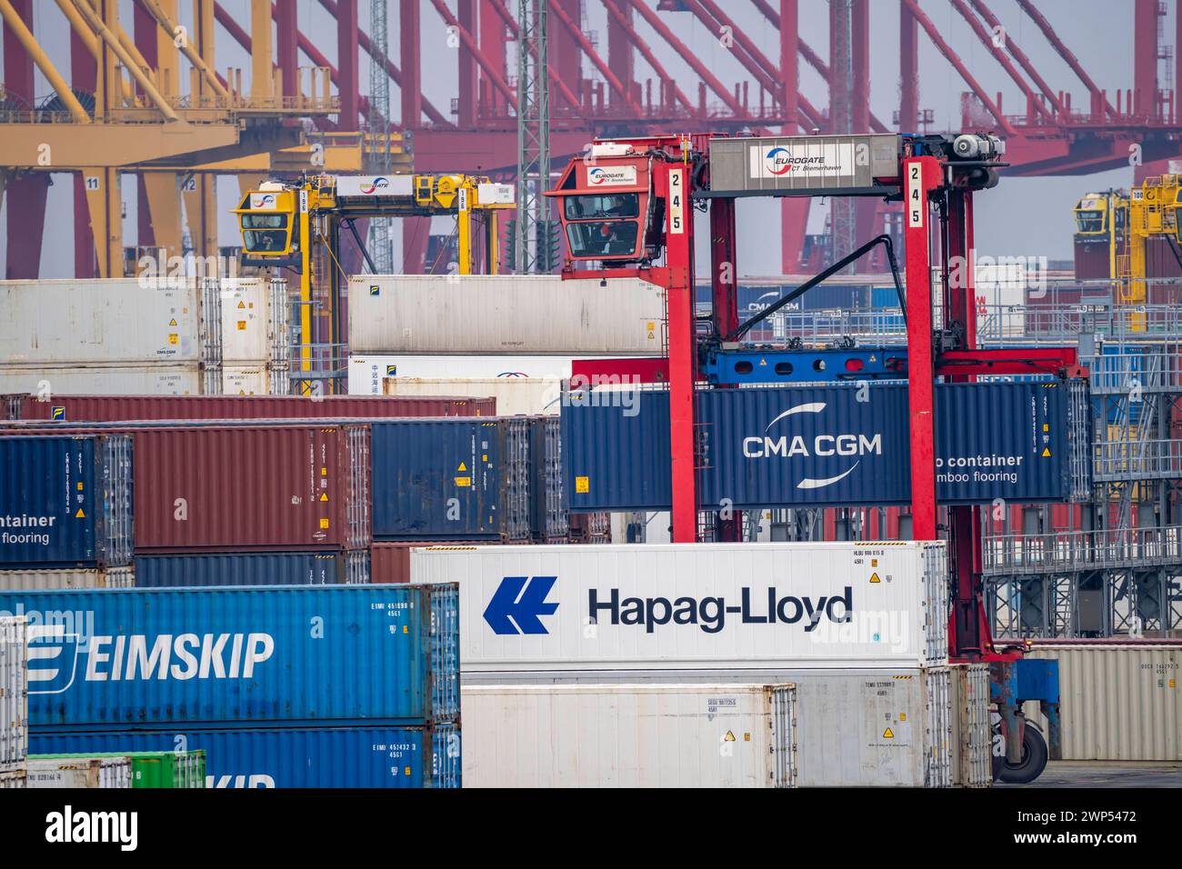 Containerterminal im Seehafen Bremerhaven, Eurogate Container Terminal mit fast 50 ...