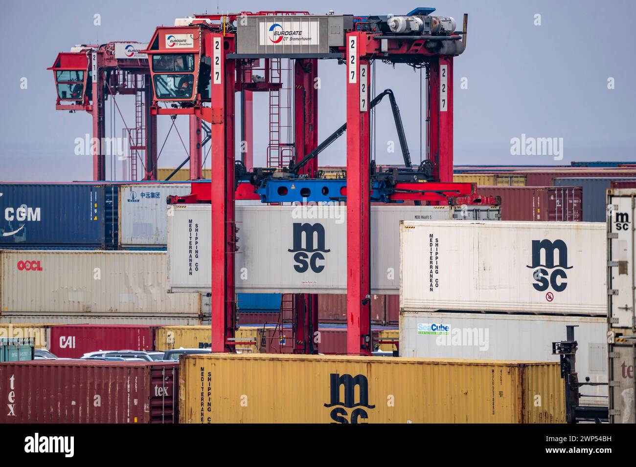 Konecranes noell straddle carriers hi-res stock photography and images ...