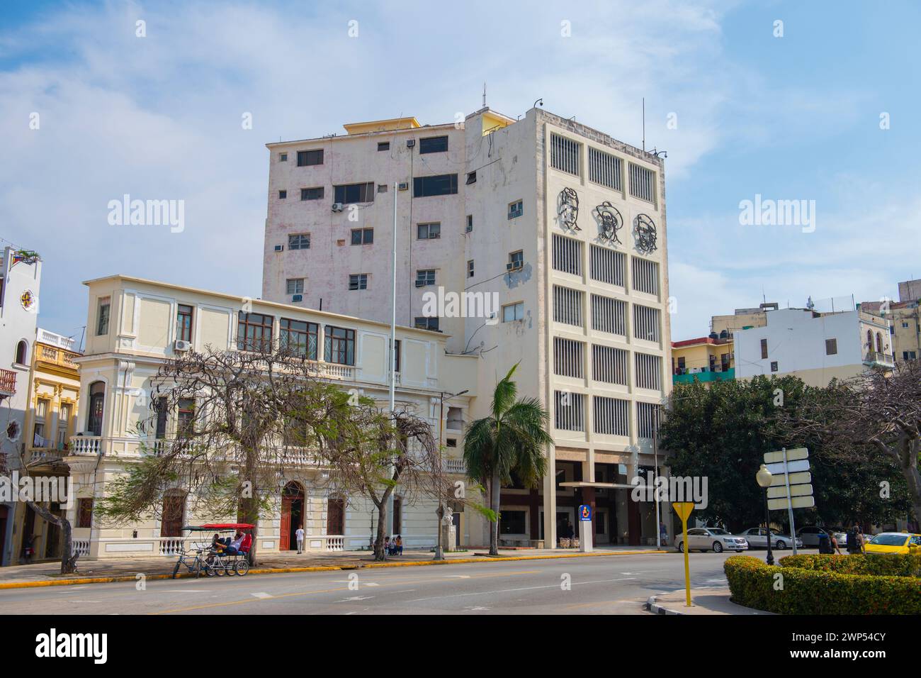 Historic building with Che Guevara and Fidel Castro sign on the wall at ...