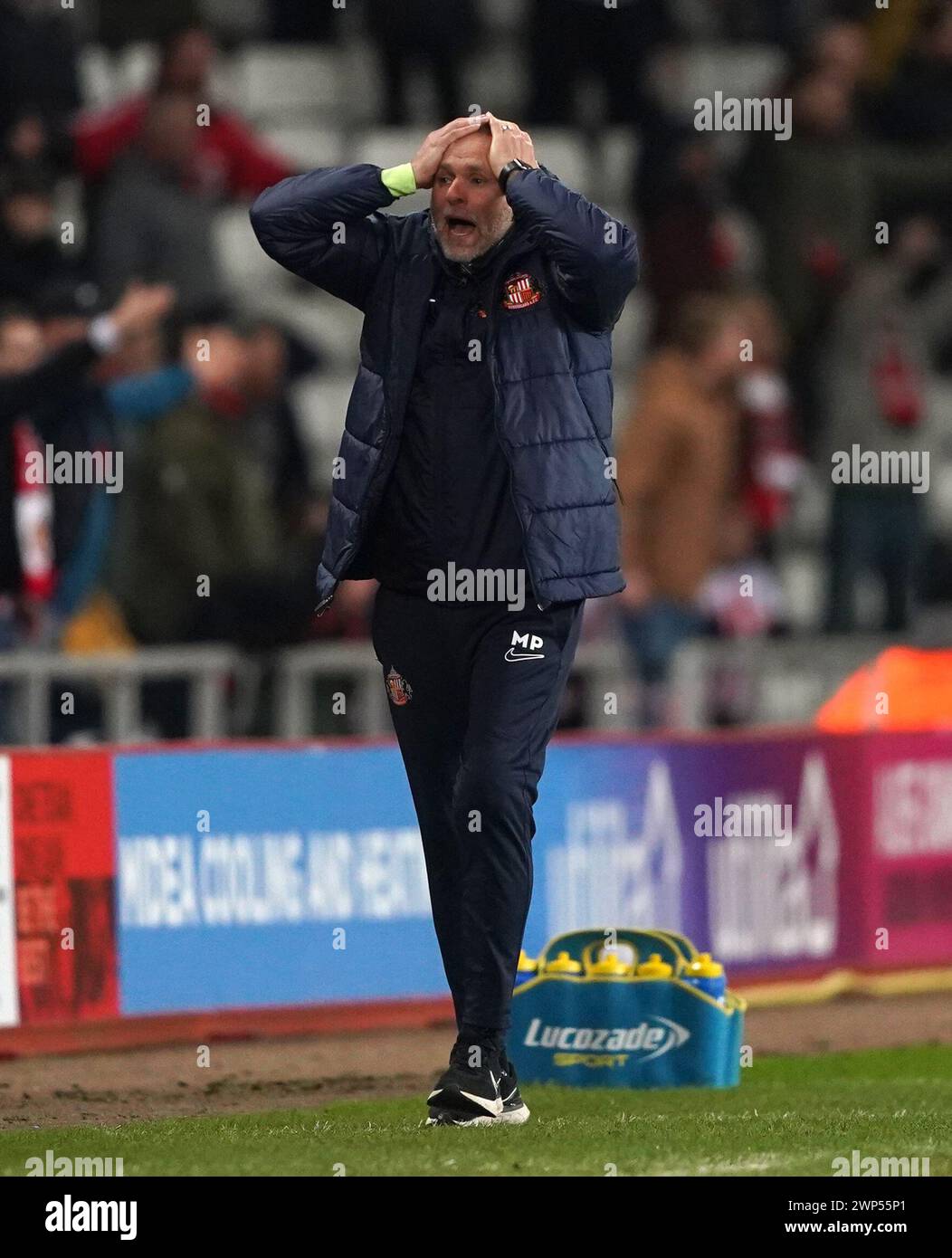 Sunderland manager Mike Dodds reacts after an unfavourable penalty ...