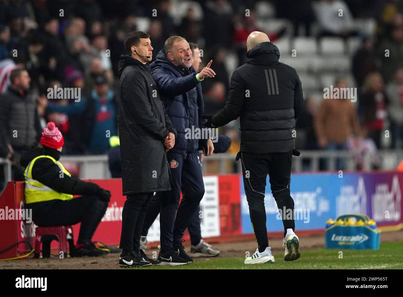 Sunderland manager Mike Dodds reacts to an unfavourable penalty ...