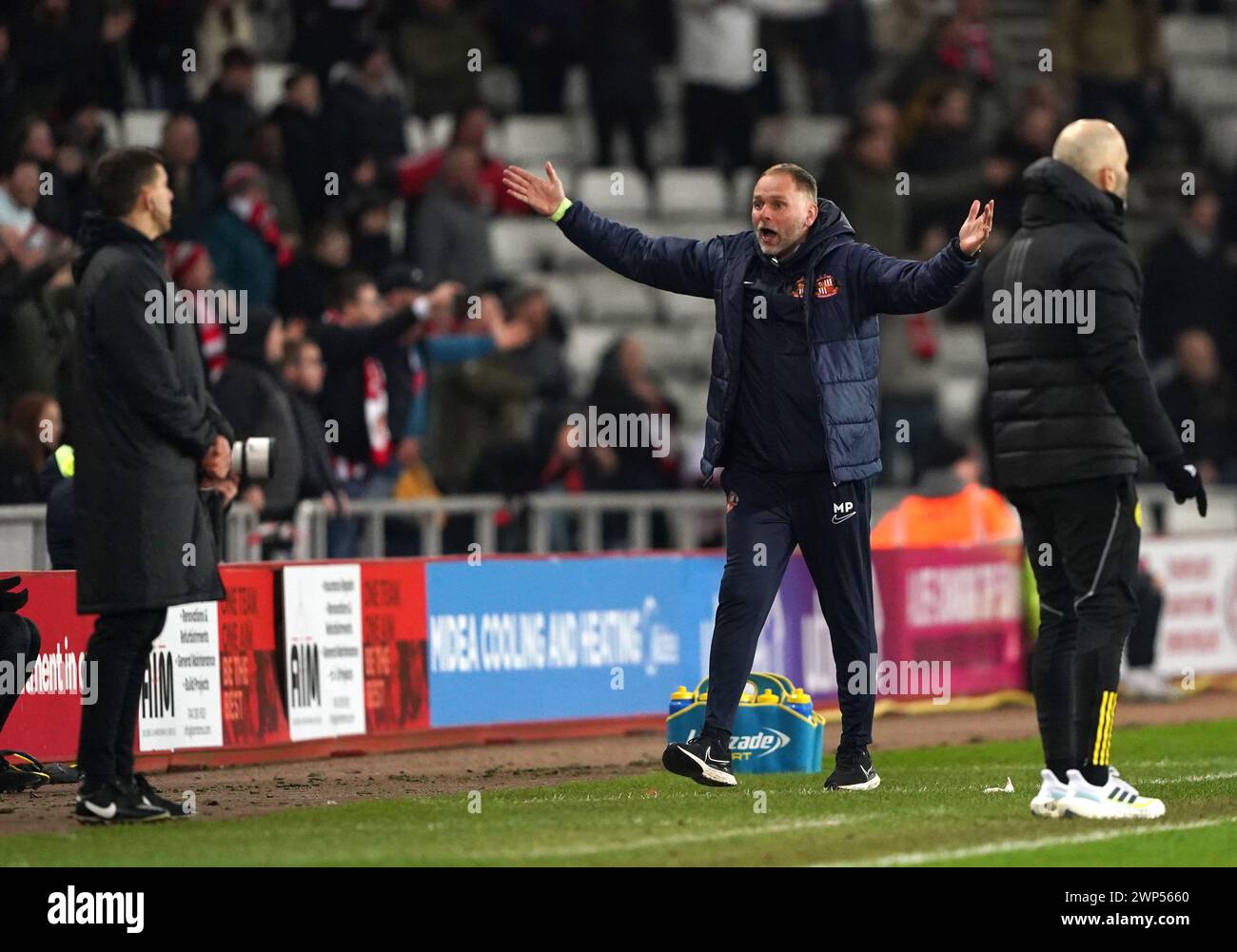 Sunderland manager Mike Dodds reacts to an unfavourable penalty ...