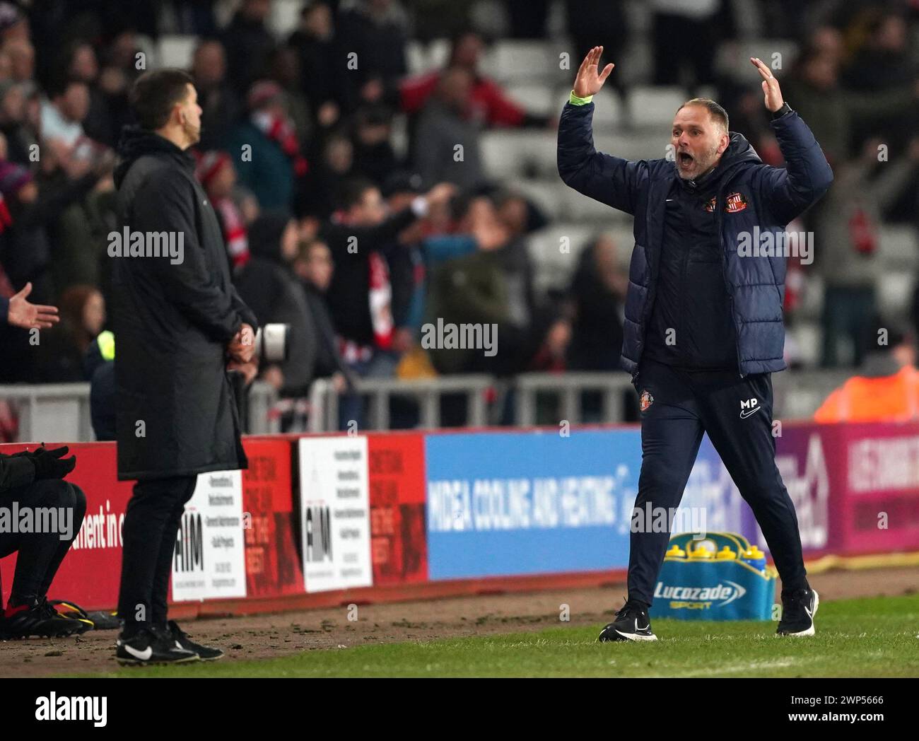 Sunderland manager Mike Dodds reacts to an unfavourable penalty ...