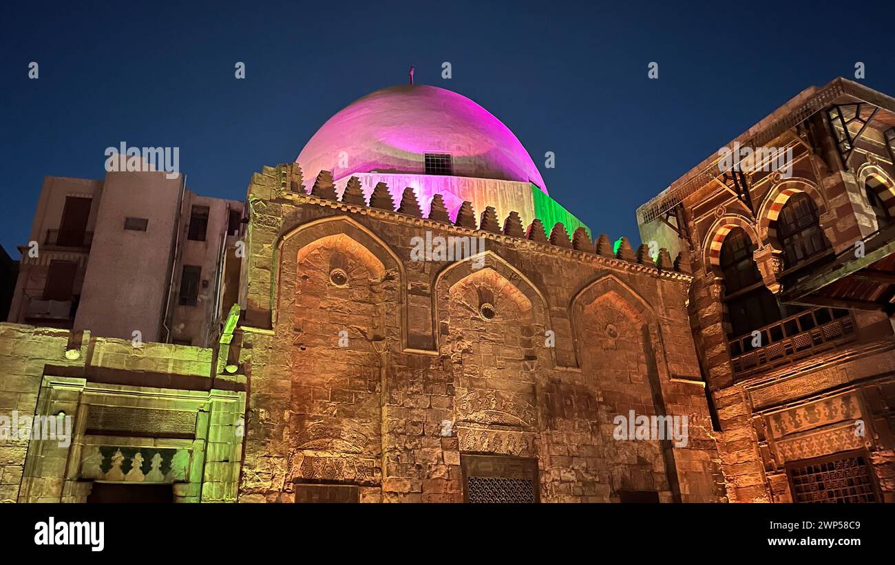 Night view of the dome on ancient mosque in Al-Mui´zz street in Cairo ...