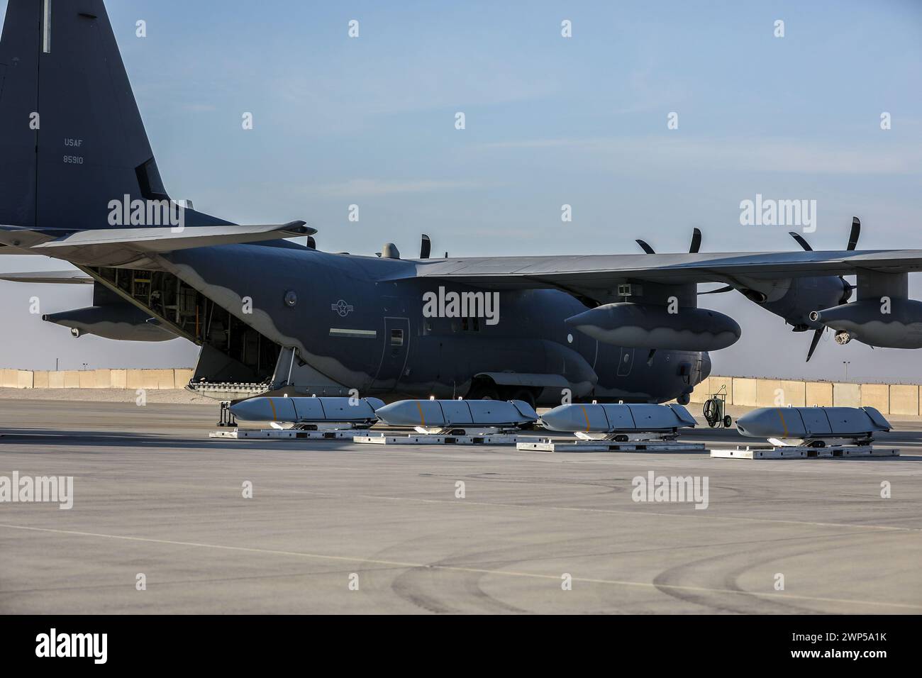 Airdrop platforms hi-res stock photography and images - Alamy
