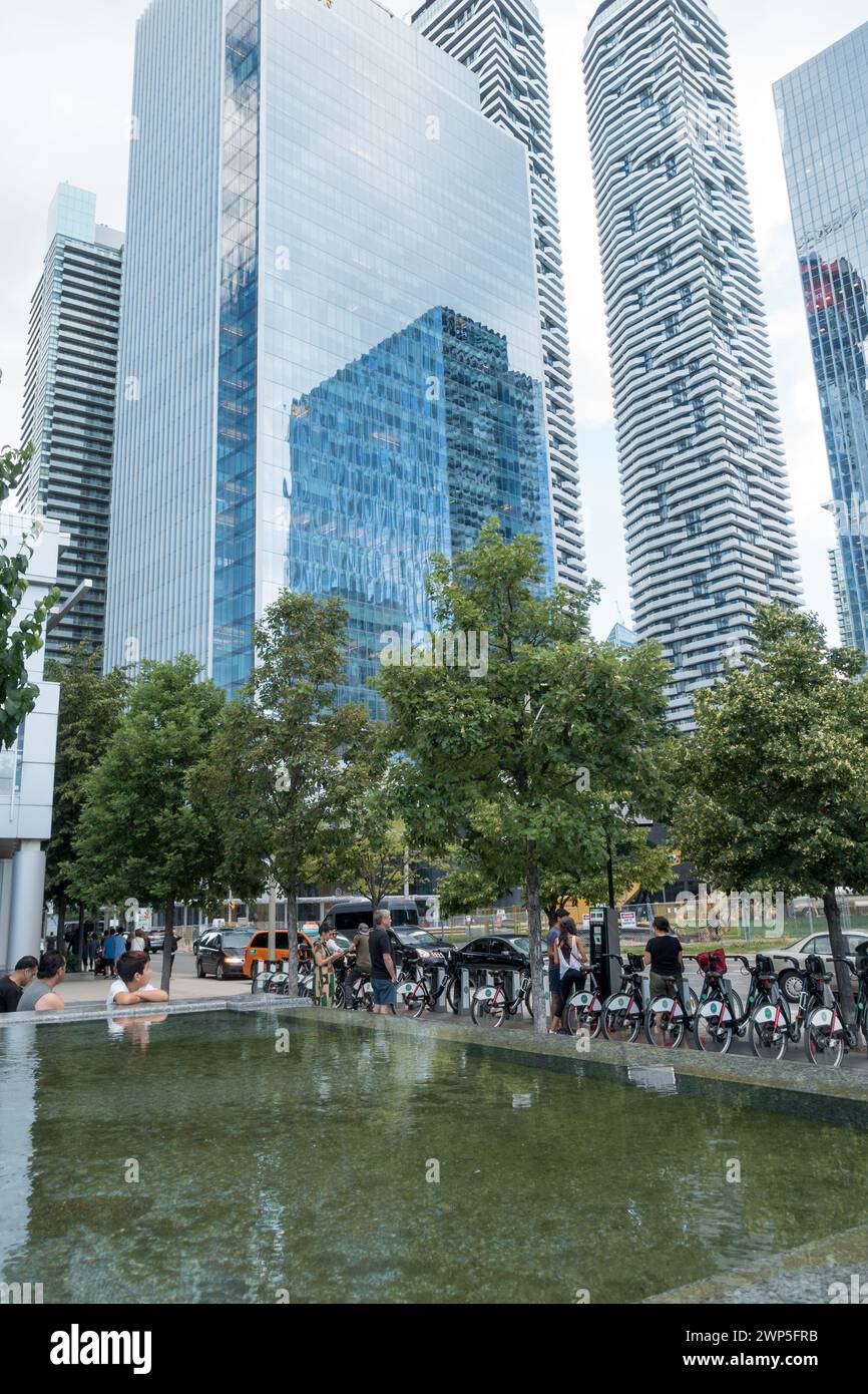 Towering harbourfront skyscrapers hi-res stock photography and images ...