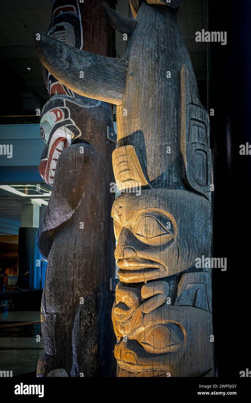 Beaver totem hi-res stock photography and images - Alamy