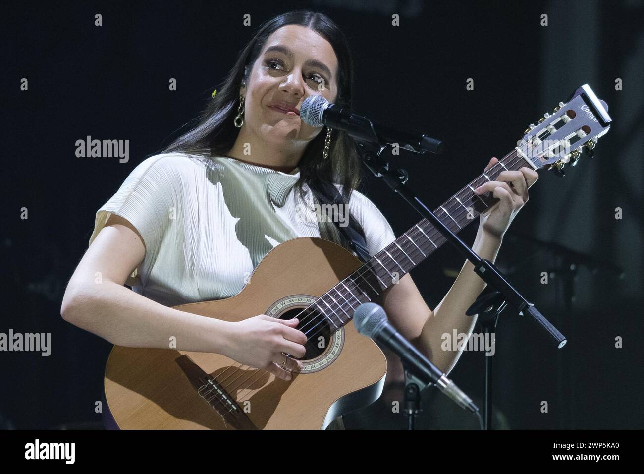 The singer-songwriter Valeria Castro during his concert at the Teatro ...