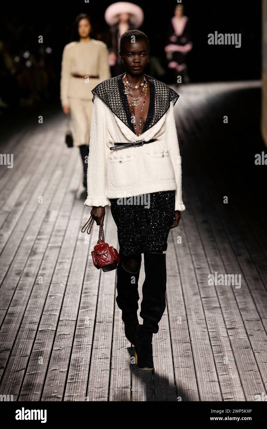 Paris, Frankreich. 05th Mar, 2024. CHANEL Fall/Winter 2024 runway ...