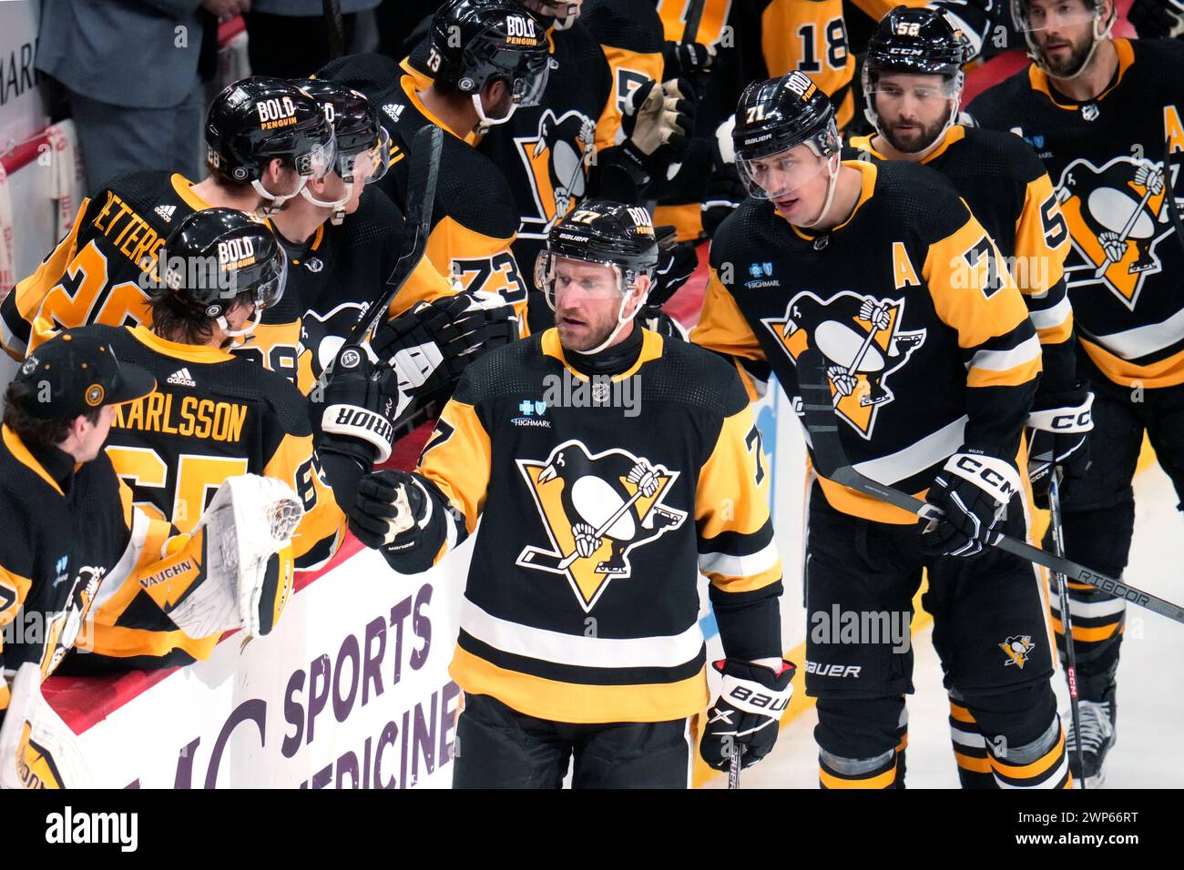Pittsburgh Penguins' Jeff Carter (77) is congratulated after scoring ...