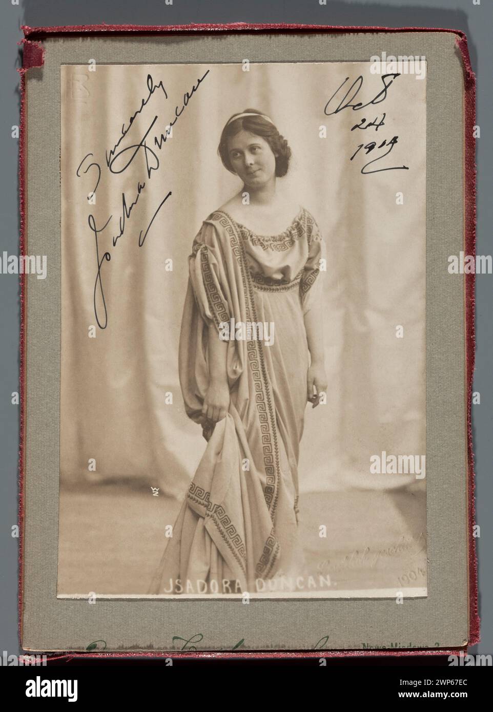Portrait of Isadora Duncan (1878-1927), an America dancer of Irish ...