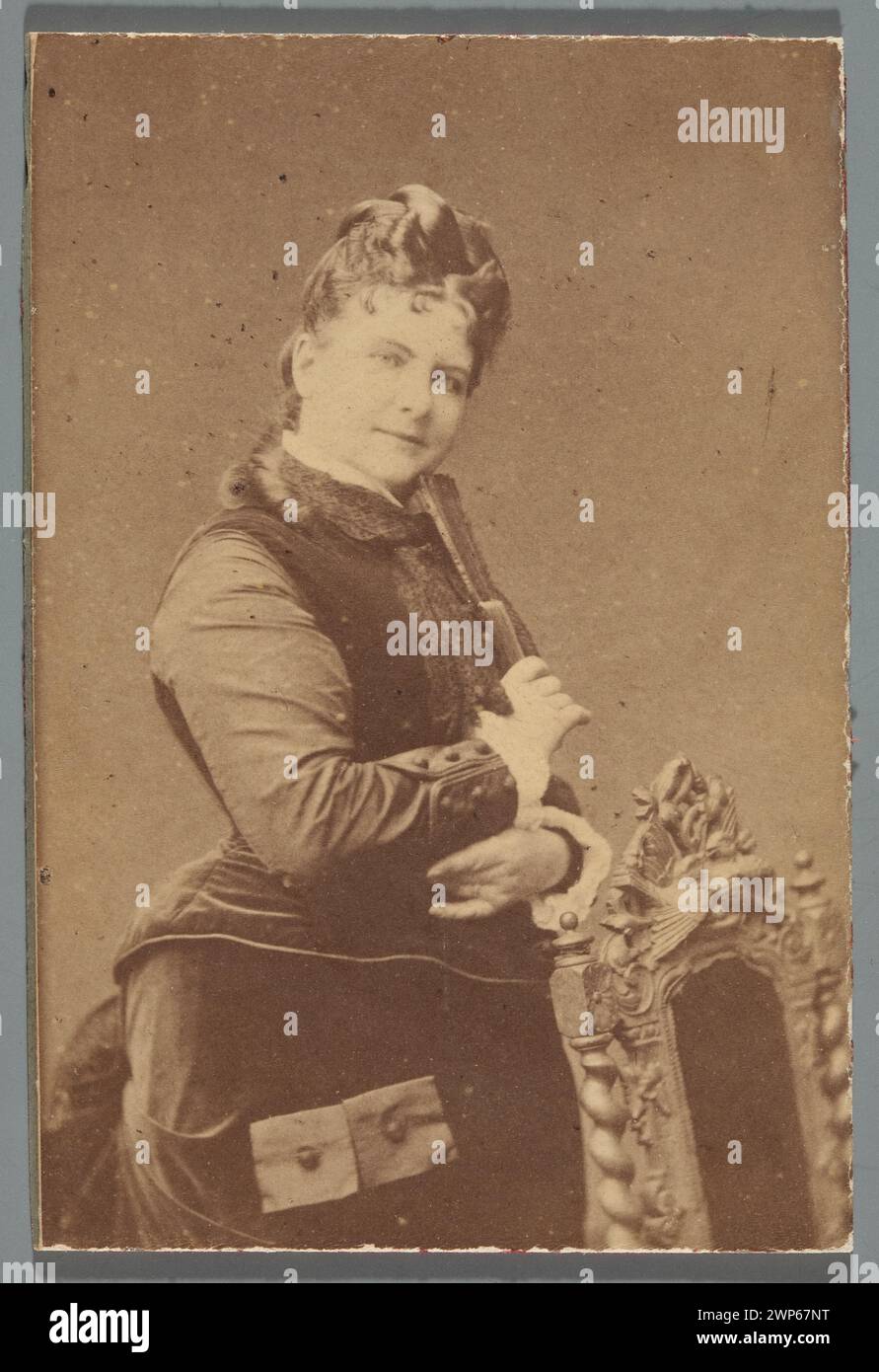 Portrait of a woman (he goes to the hips of the standing character ...