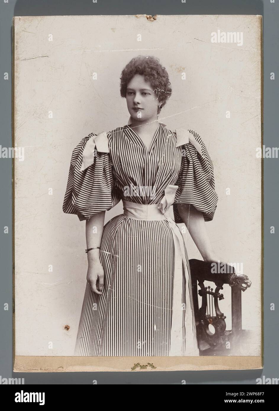 Portrait of a woman (knee -length character, supported by the back of ...