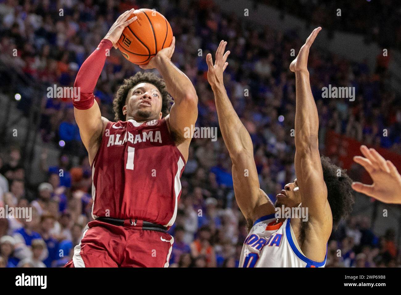Alabama guard Mark Sears (1) shoots past Florida guard Zyon Pullin (0 ...