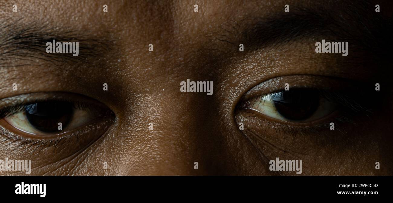 Eyes looking forward hi-res stock photography and images - Alamy