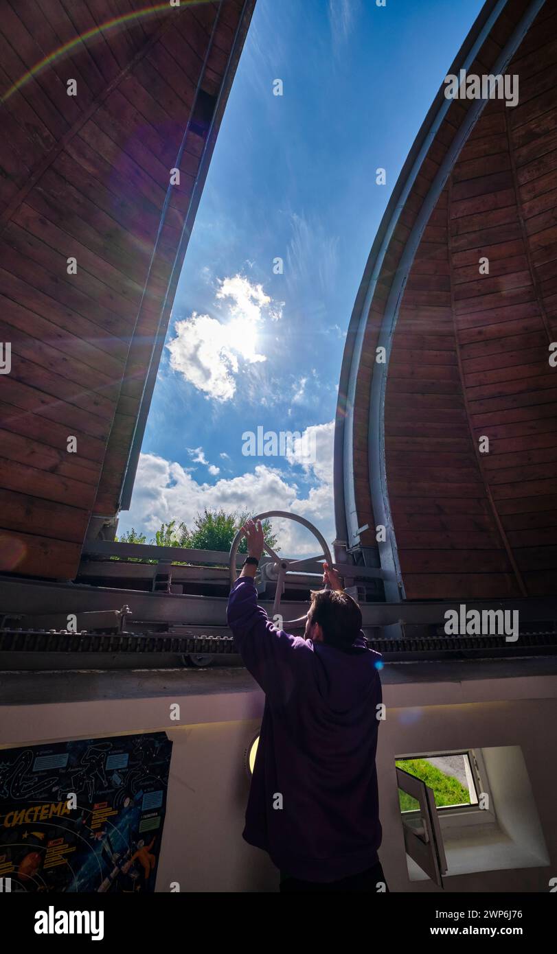 Observatory doors hi-res stock photography and images - Alamy