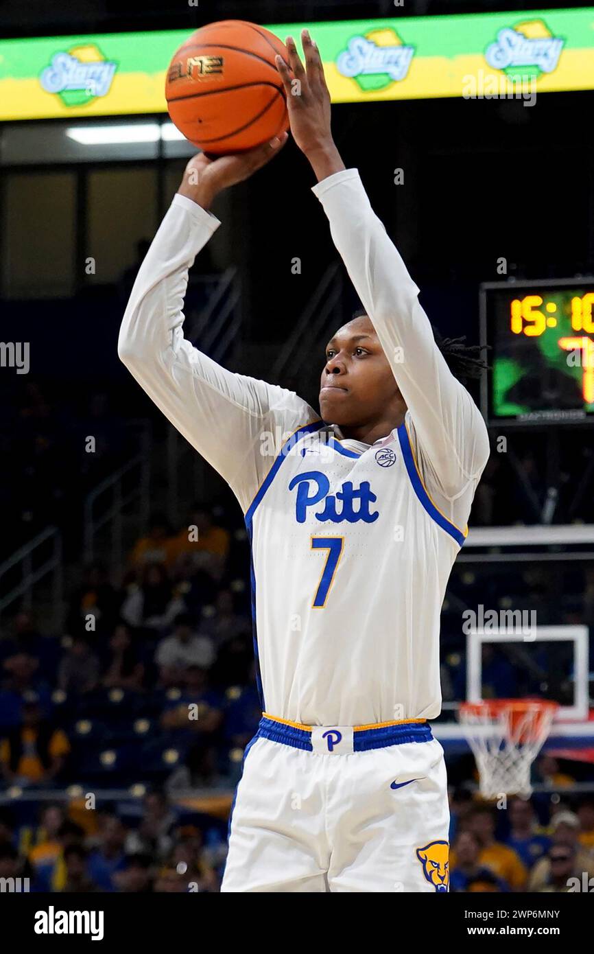 Pittsburgh's Carlton Carrington (7) shoots during the second half of an ...