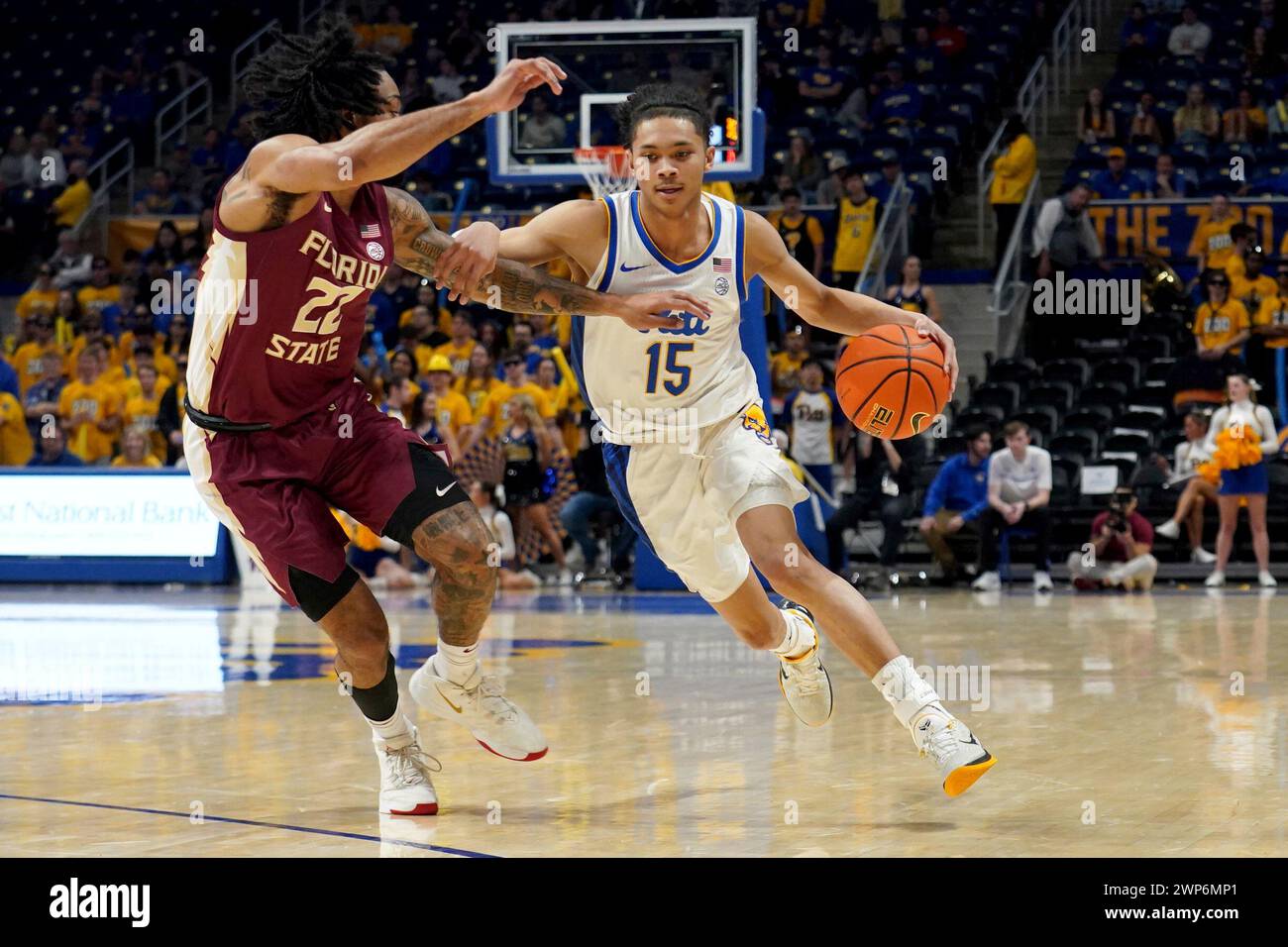 Pittsburgh's Jaland Lowe (15) drives around Florida State's Darin Green ...
