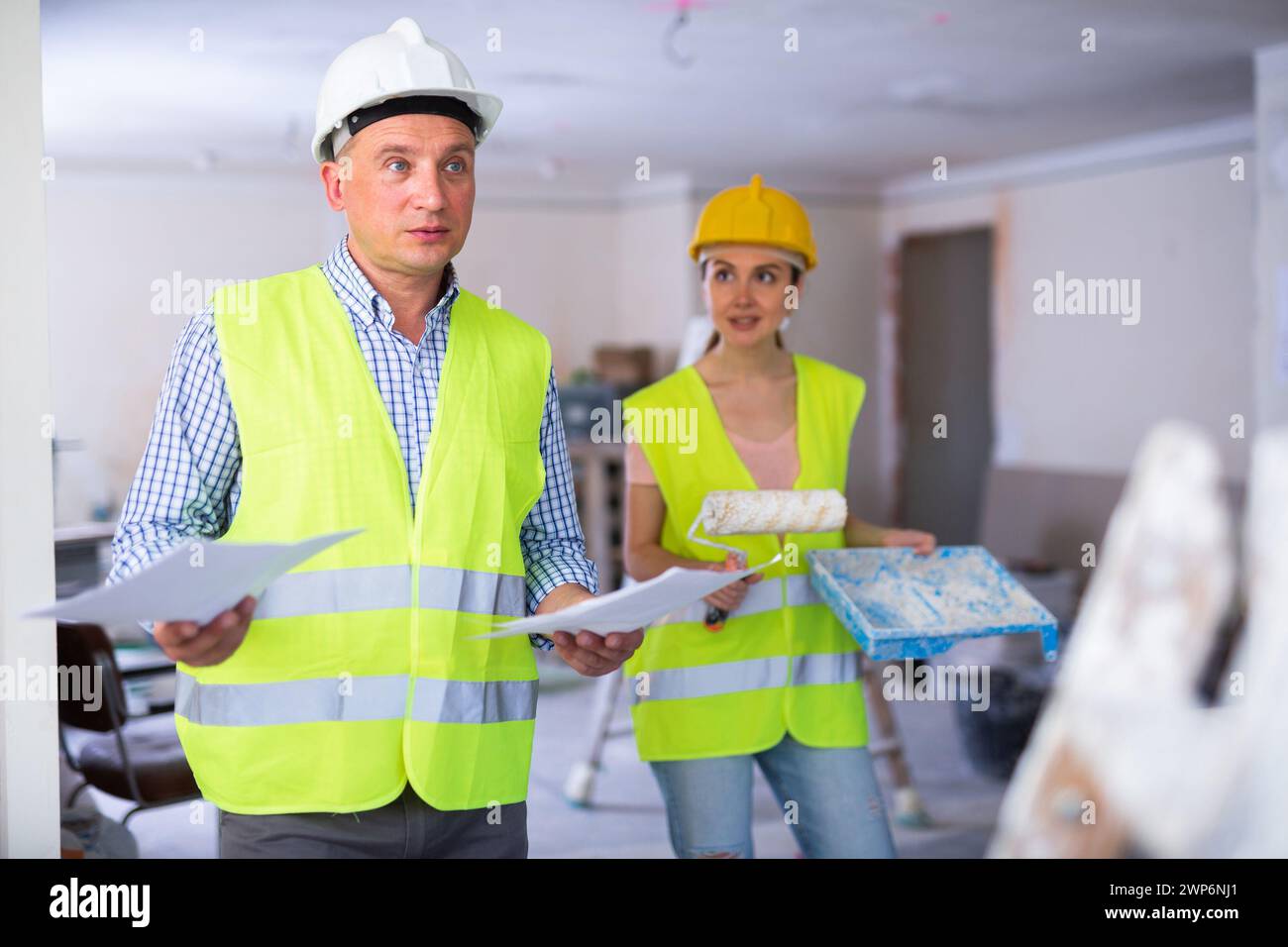 Portrait of foreman and woman painter in apartment, renovation works ...