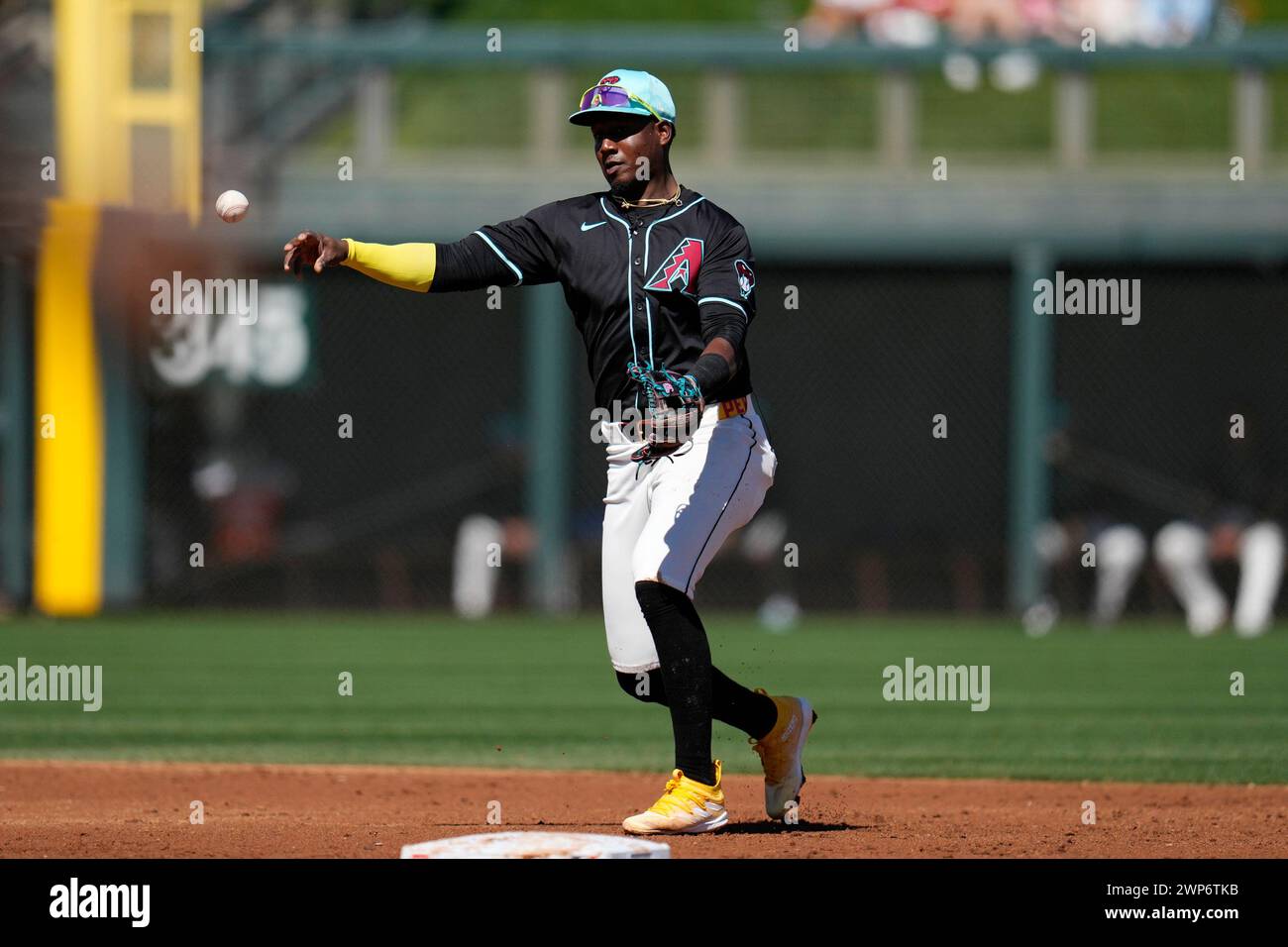 Arizona Diamondbacks shortstop Geraldo Perdomo warms up during the ...
