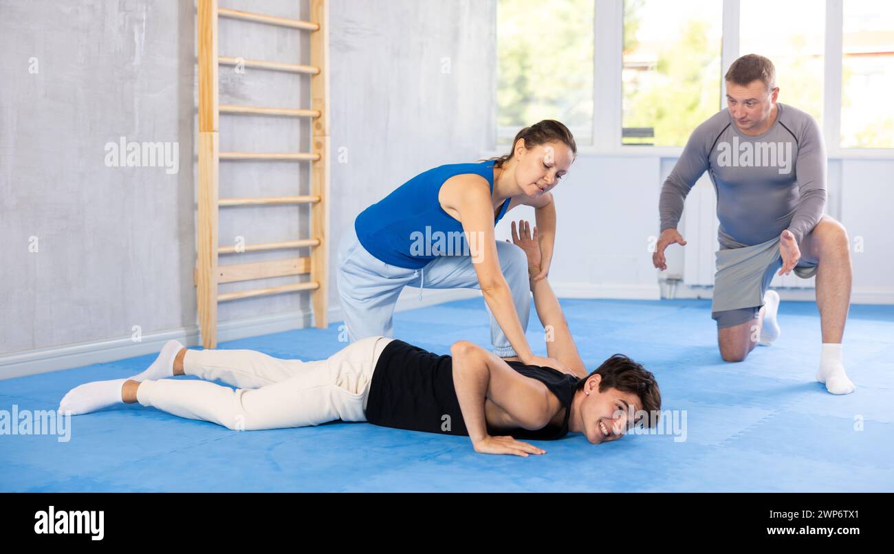 Woman learns to make power grab against male attacker under guidance of ...