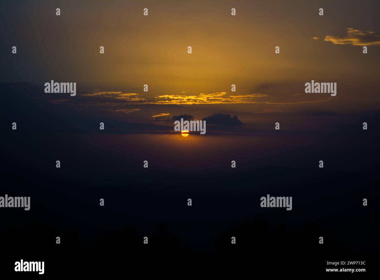 Sunsets n mountains hi-res stock photography and images - Alamy