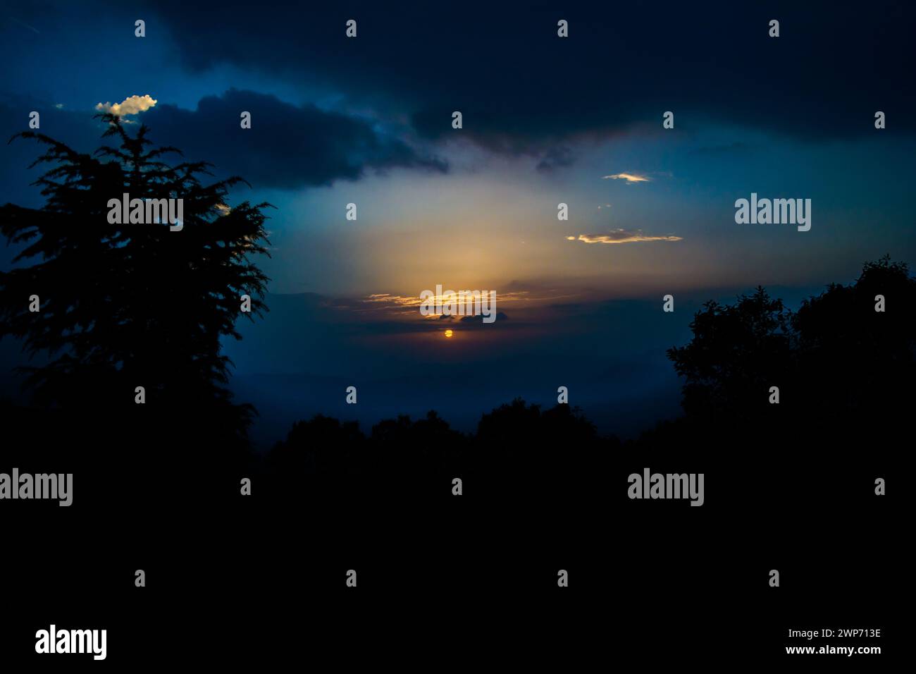 Sunsets n mountains hi-res stock photography and images - Alamy