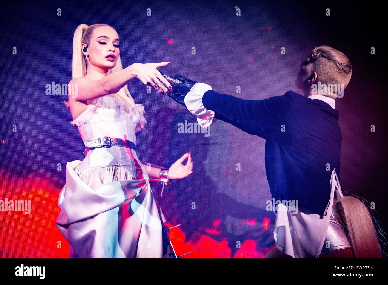 Kim Petras in concerto al Fabrique di Milano. Foto di Davide Merli per www.rockon.it Stock Photo ...