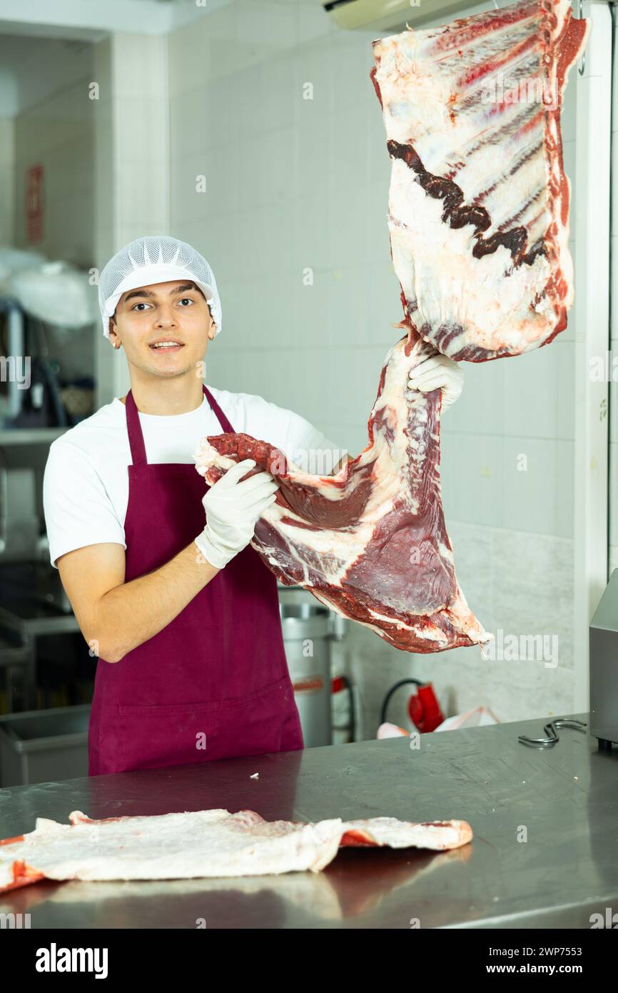 man behind counter prepares Stock Photo - Alamy