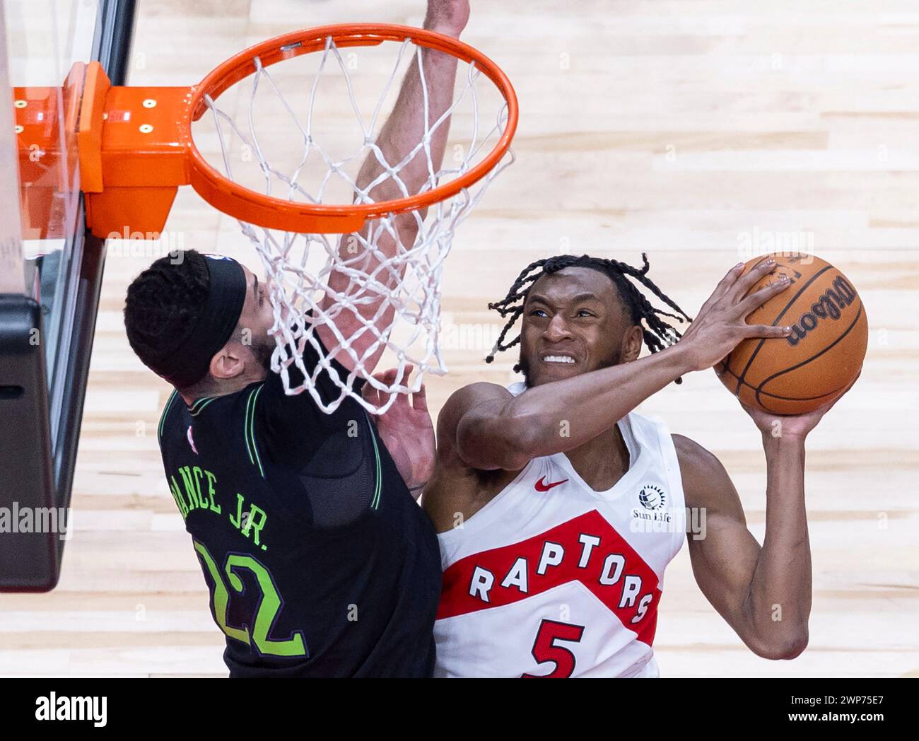 Toronto, Canada. 5th Mar, 2024. Immanuel Quickley (R) of Toronto ...