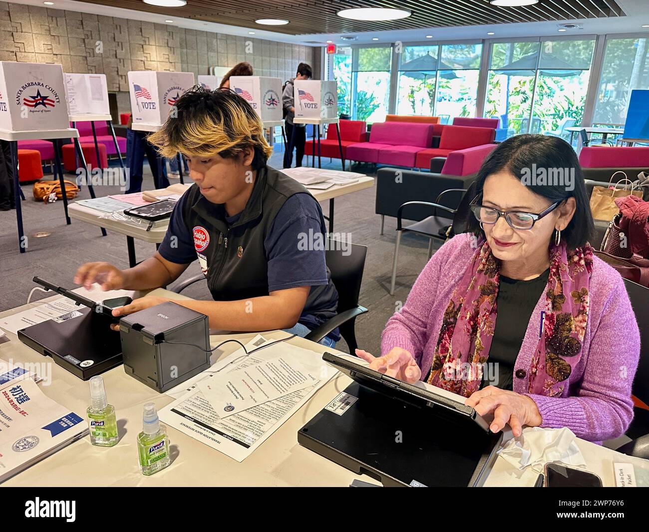 College students voting in the us hi-res stock photography and images ...