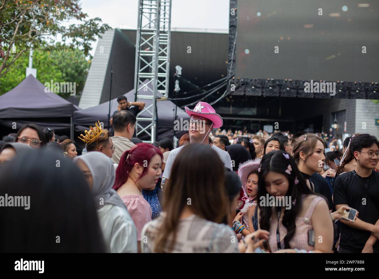 Taylor swift concert crowd hi-res stock photography and images - Alamy