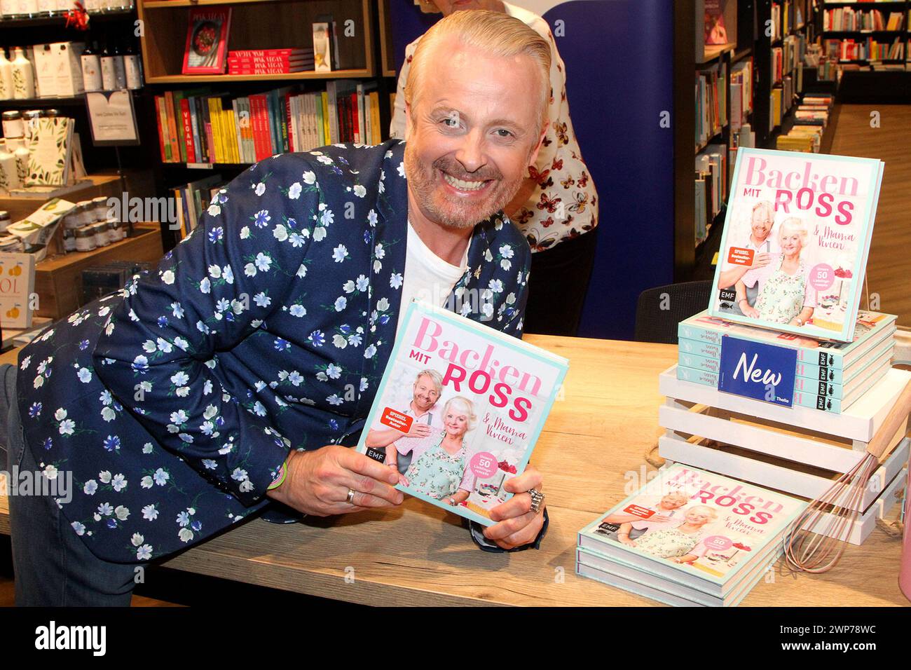 Ross Antony bei der Signierstunde mit seinem neuen Kochbuch „Backen mit ...