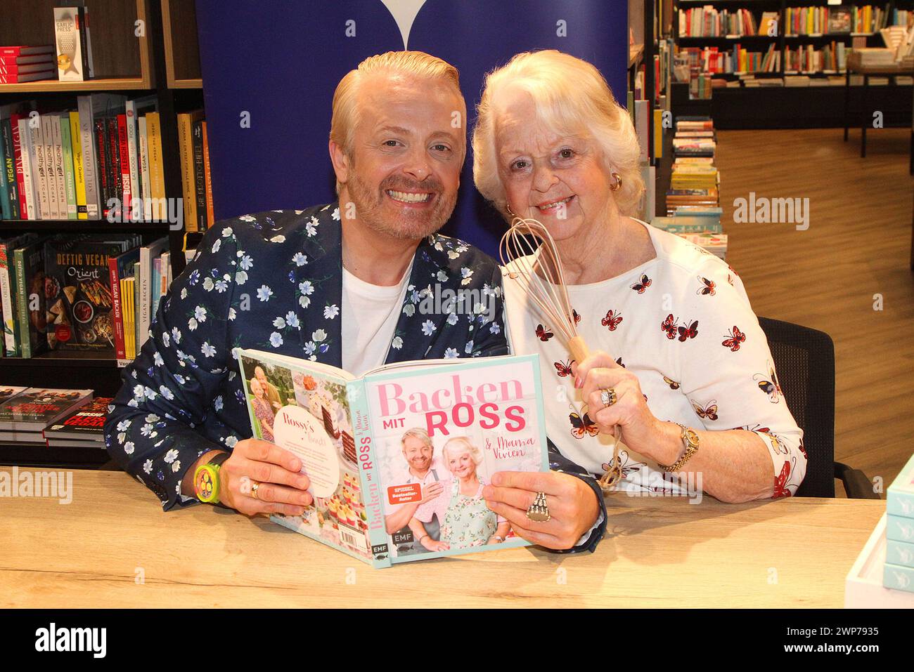 Ross Antony und seine Mutter Vivien Catterall bei der Signierstunde mit ...