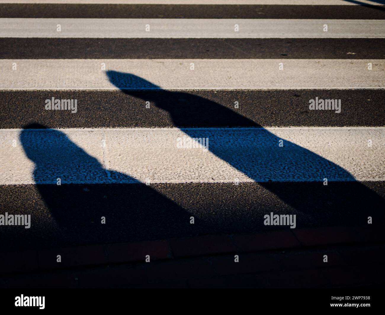 Long shadows people waiting hi-res stock photography and images - Alamy