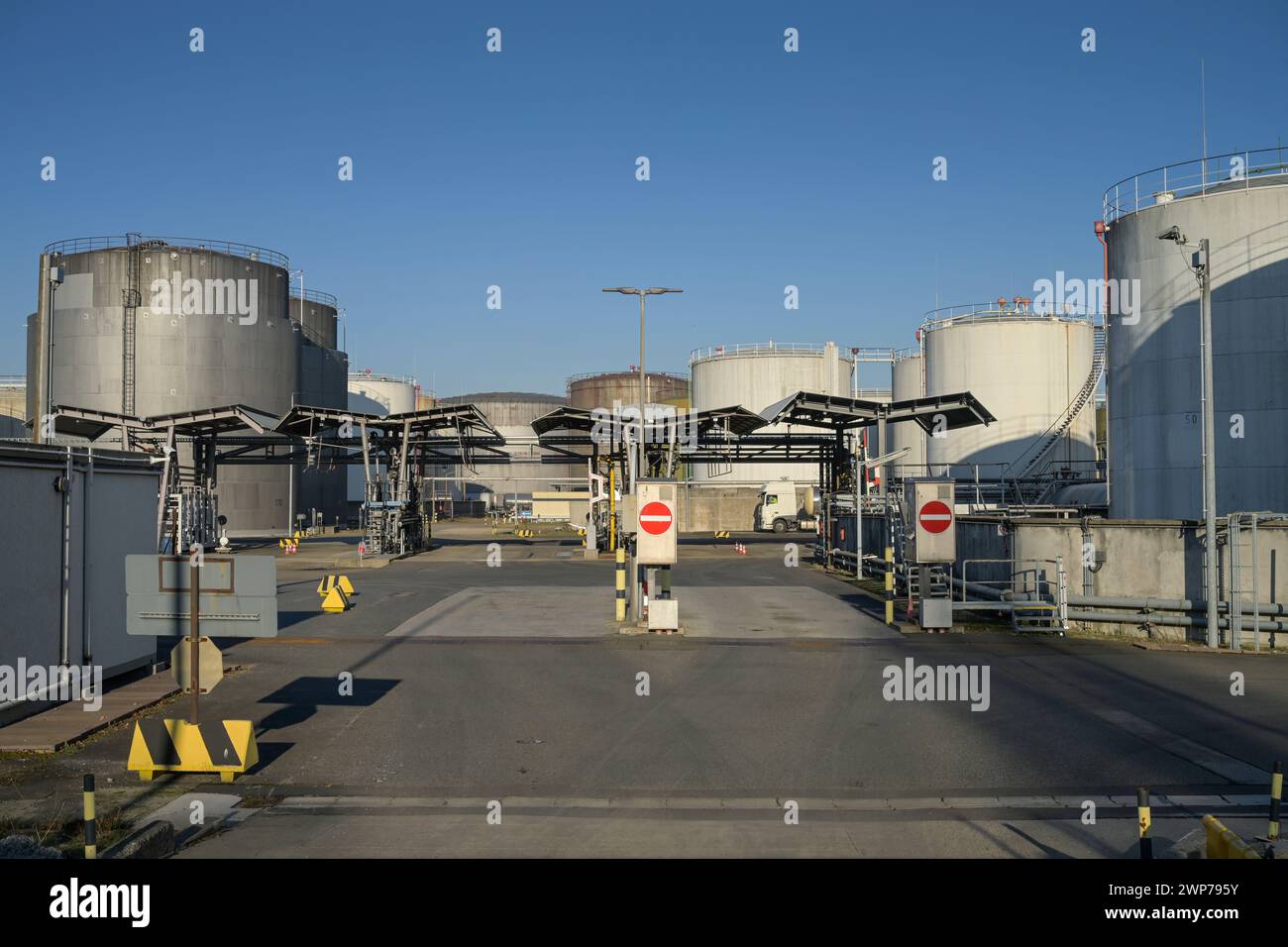 Heizoltanks hi-res stock photography and images - Alamy