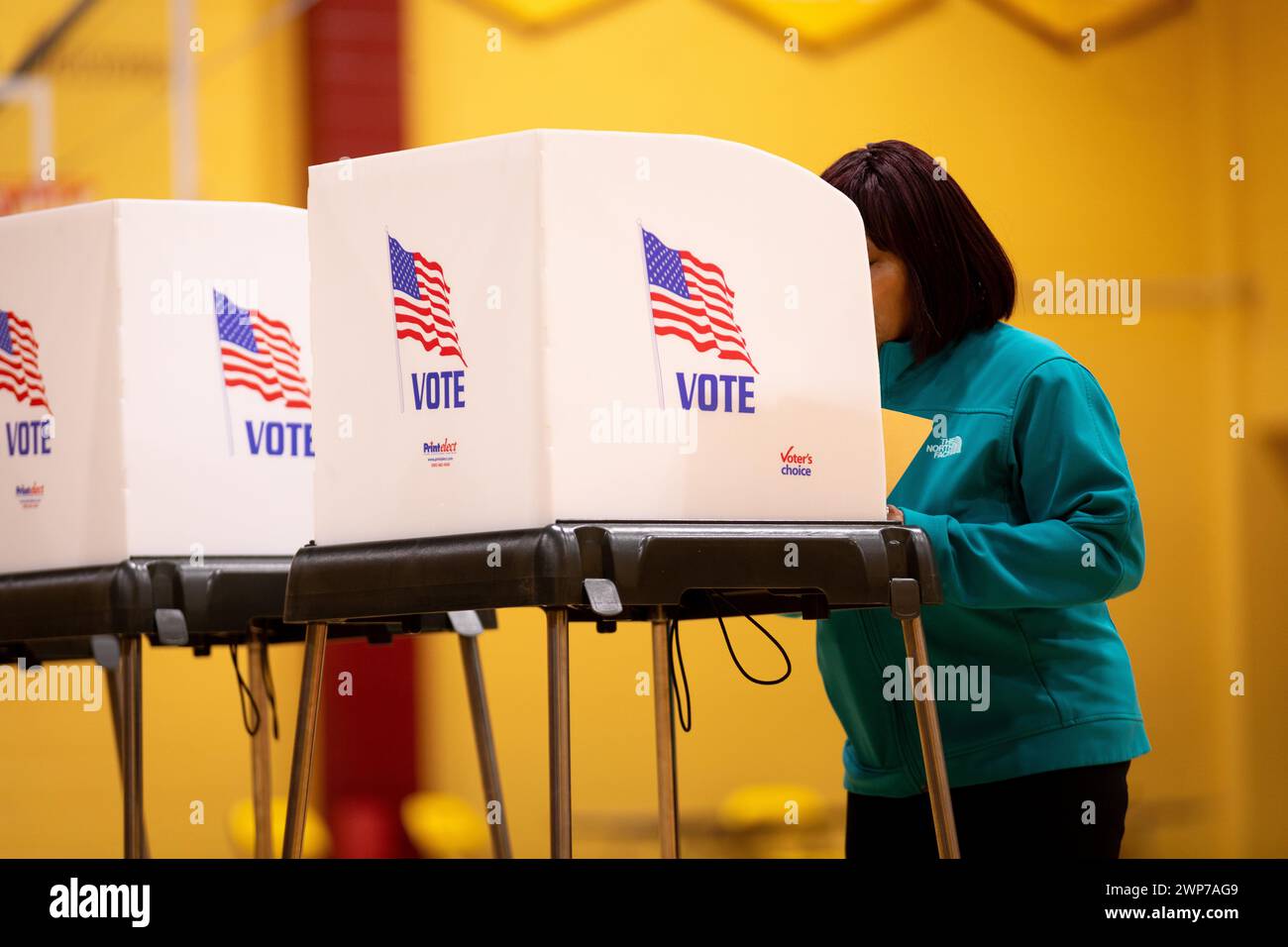 Virginia, USA. 5th Mar, 2024. A voter fills in her ballot at a polling ...