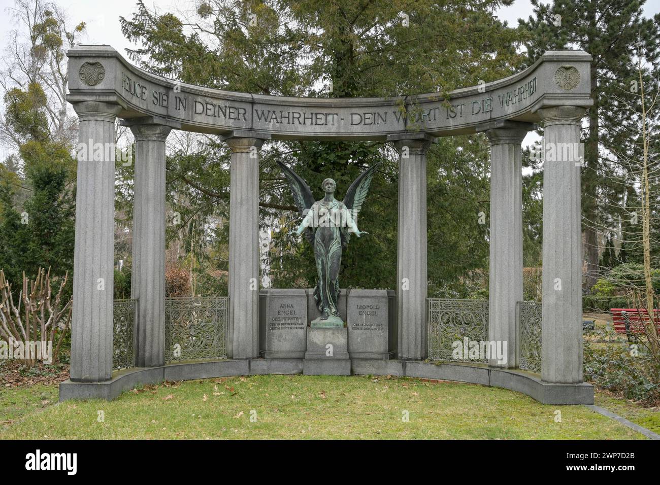 Graf der Familie Anna und Leopold Engel, Engelsfigur, Trauerfigur, Grab ...
