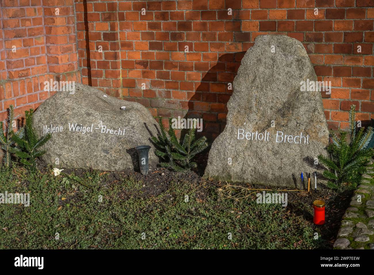 Bertolt Brecht und Helene Weigel, Grab, Dorotheenstädtischer Friedhof ...